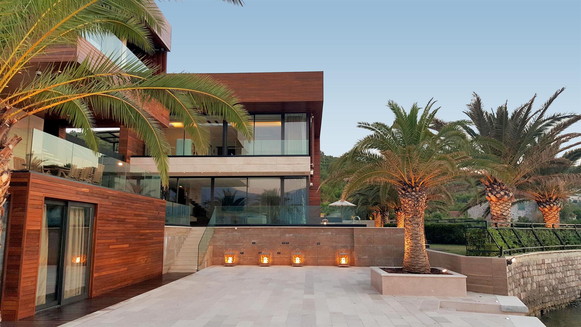 Unique Waterfront Estate - Avantgarde Properties